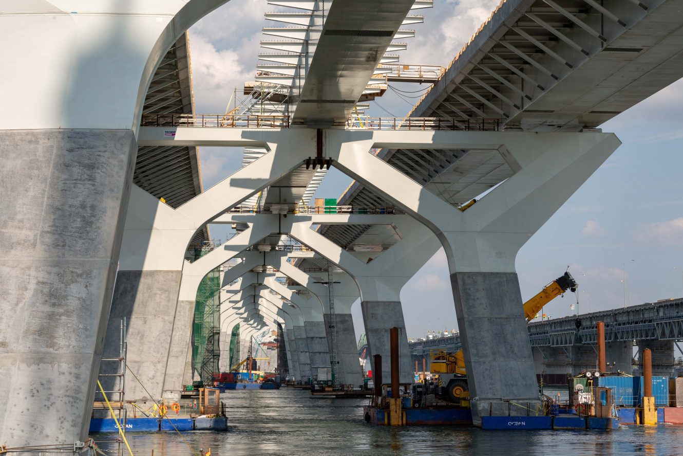 Installation of the 37 pier caps of the new Champlain Bridge : The end ...