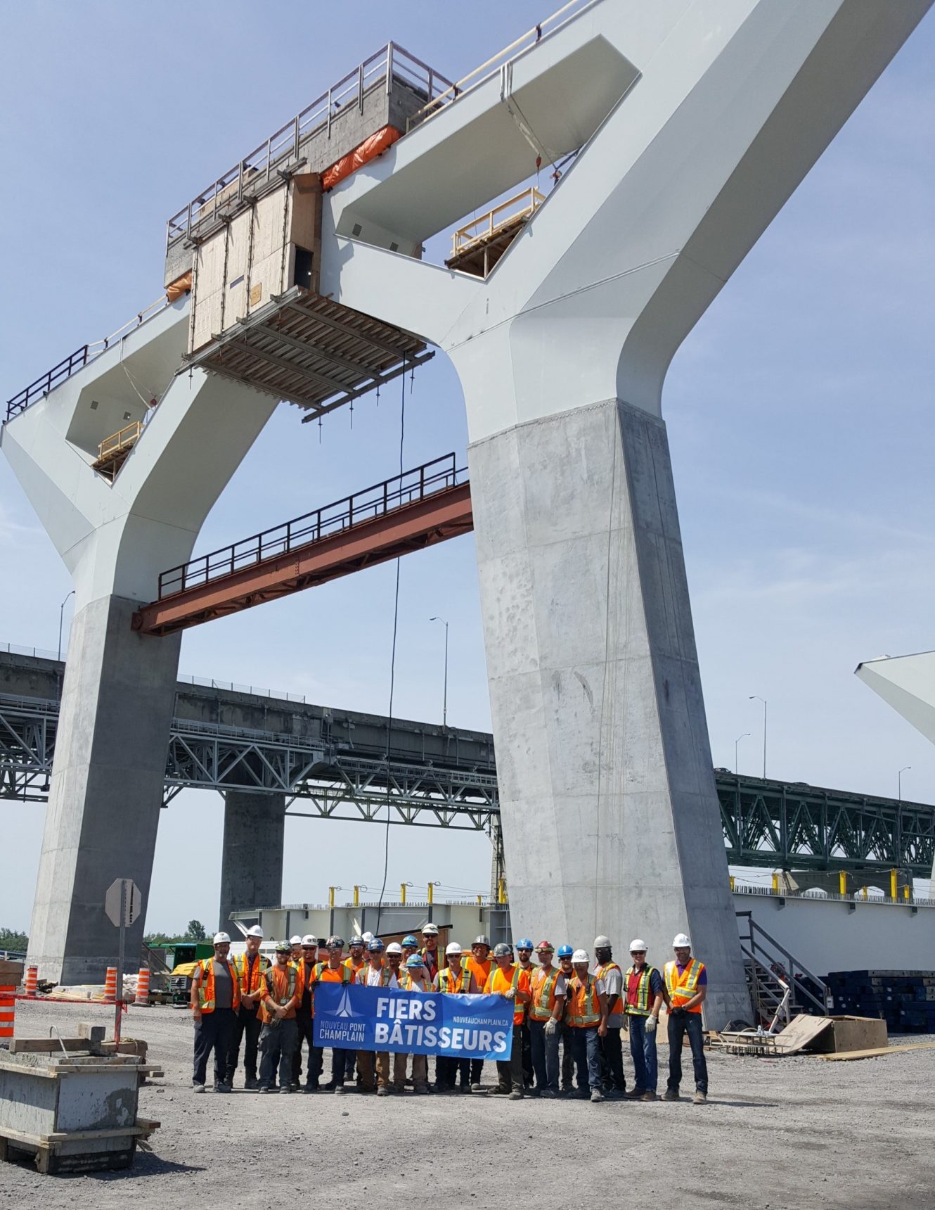 Installation of the 37 pier caps of the new Champlain Bridge : The end ...